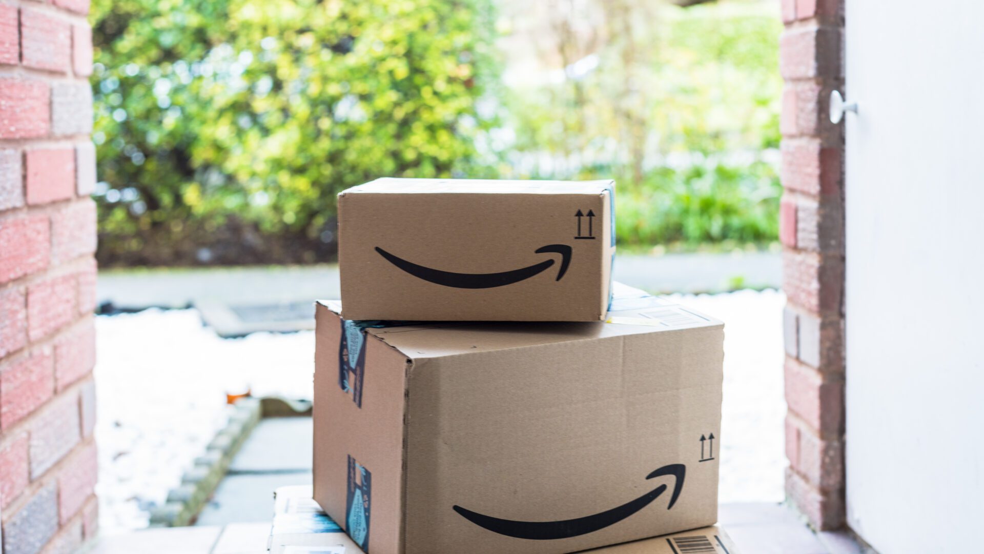 Amazon Enlists Staples, Local Businesses to Help with Returns and ...