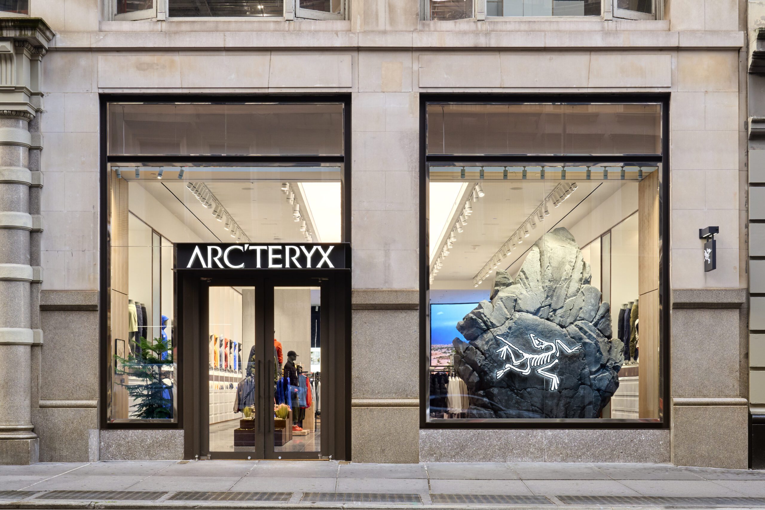 Arc’teryx - Retail TouchPoints